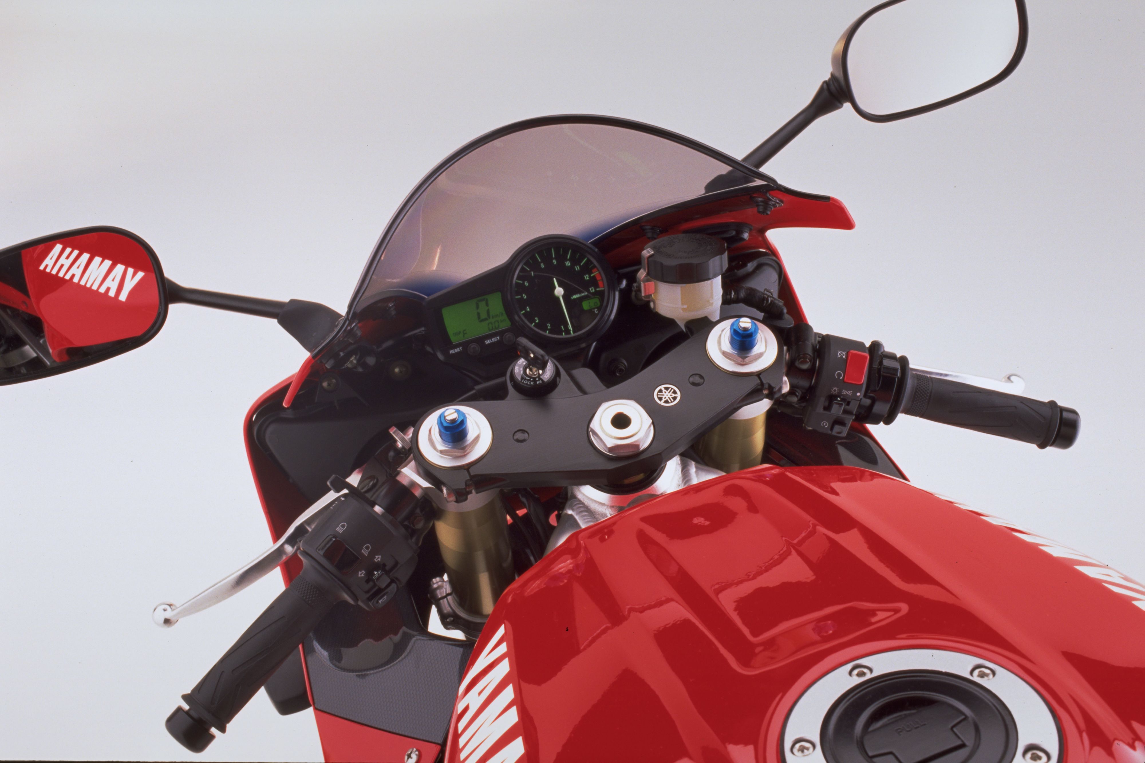 Iconic EU products - 2000 R1 - Yamaha Motor